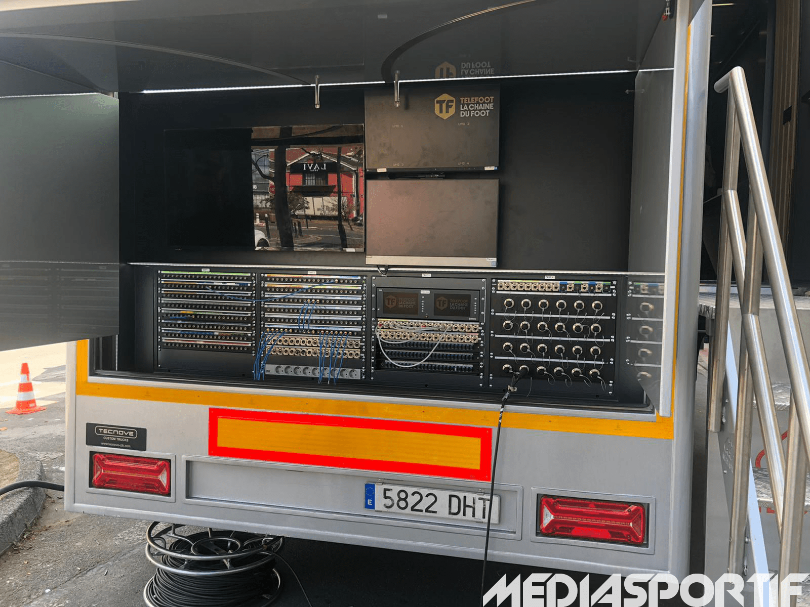 EN IMAGES | Téléfoot dévoile ses locaux, avec ses deux plateaux et ses ...